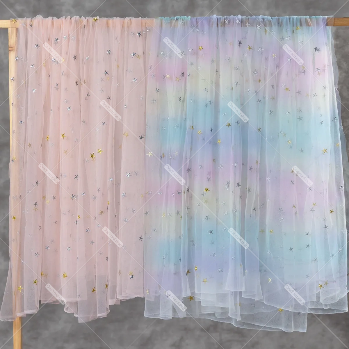 Gold- und Silbersterne, bestickter, weicher Mesh-Stoff in Ombré-Optik ...